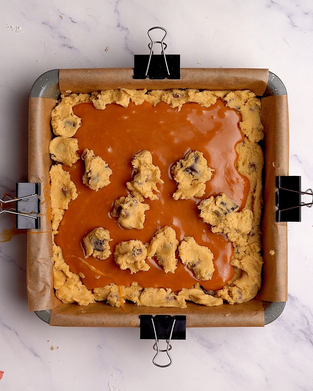 Caramel Chocolate Chip Cookie Bars – Easy recipe - Ems Foodie Fix