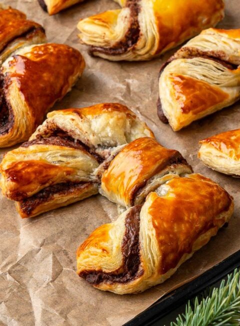 Easy 6-Ingredient Biscoff Basque Cheesecake - Ems Foodie Fix