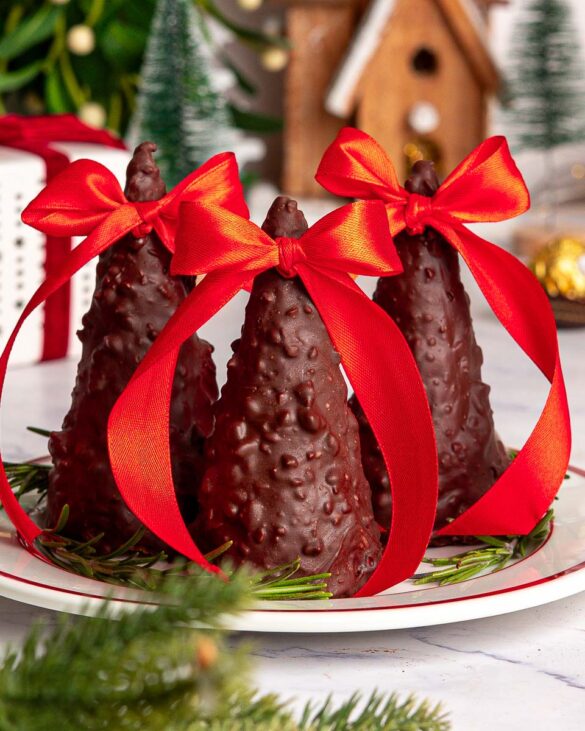 Easy Ferrero Rocher Christmas Tree Cones (filled with Nutella ...